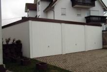 Garagen und Häuser mit Edelputzfassade